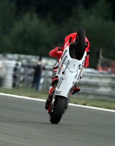 Video: Max Biaggi's huge wheelie - 1998 - Motorsport Retro